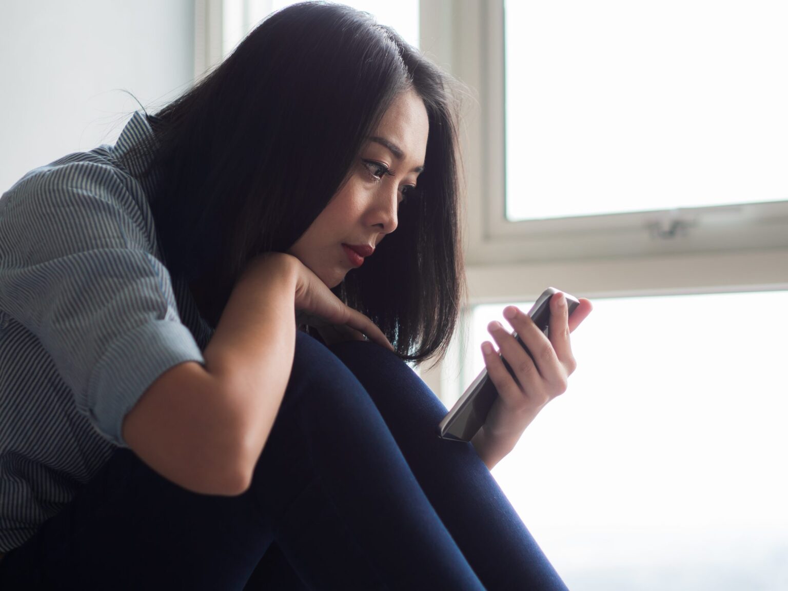 Screen Addiction: What It is and Symptoms - Light On Anxiety